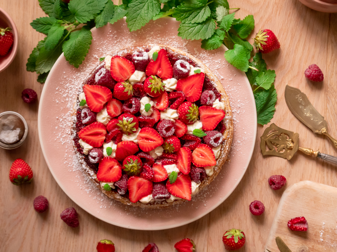 RECETTE TARTE AUX FRUITS ROUGES ET GANACHE MONTÉE MÉLISSE - Alice Mabilon